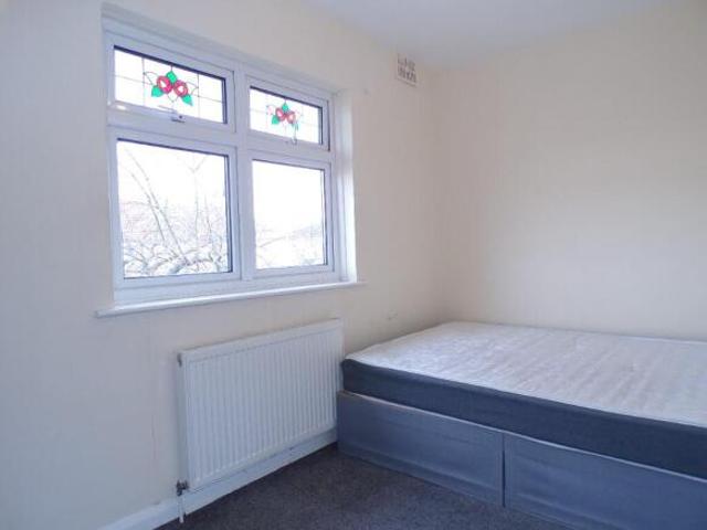 5 bedroom semi detached house for rent in Ingrebourne Road, Rainham, Havering, London, RM13