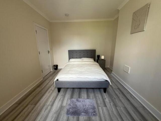 5 bedroom semi detached house for rent in Kew Bridge Road, Brentford, TW8