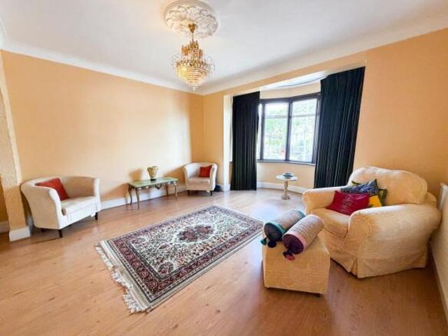5 bedroom semi detached house for rent in Langley Crescent, London, E11