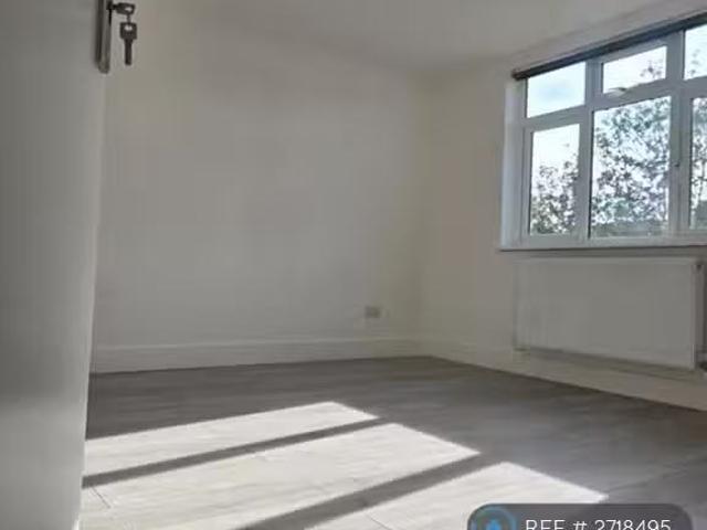 5 bedroom semi detached house for rent in Lansdell Road, Mitch.