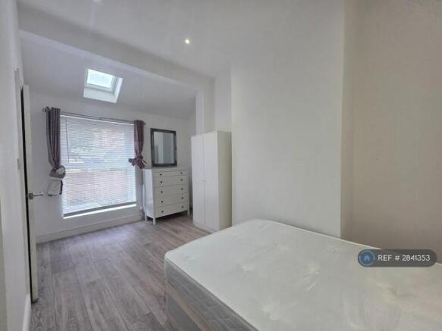 5 bedroom semi detached house for rent in Medora Road, London, SW2