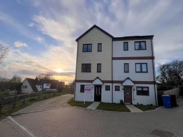 5 bedroom semi detached house for rent in Northcote Drive, Mon.