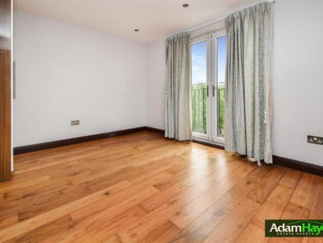 5 bedroom semi detached house for rent in Northiam, Woodside Park, N12