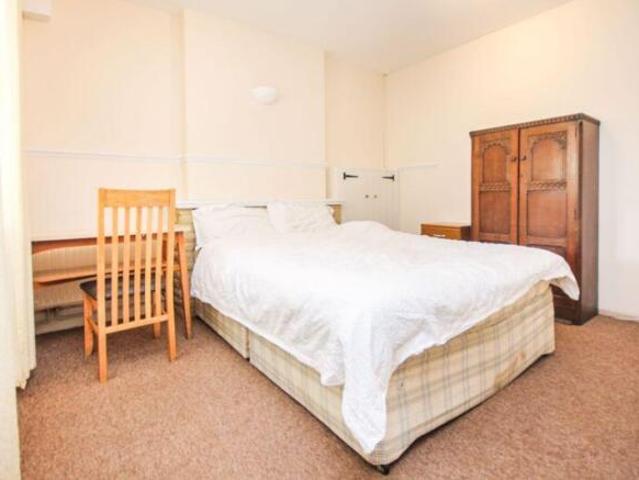 5 bedroom semi detached house for rent in Parker Road, Bournemouth, BH9