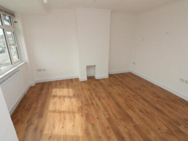 5 bedroom semi detached house for rent in Radnor Avenue, Welling, DA16