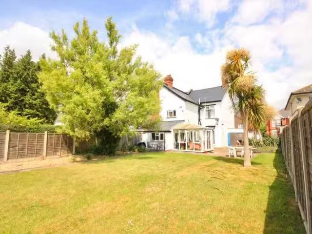 5 bedroom semi detached house for rent in Richmond Wood Road.