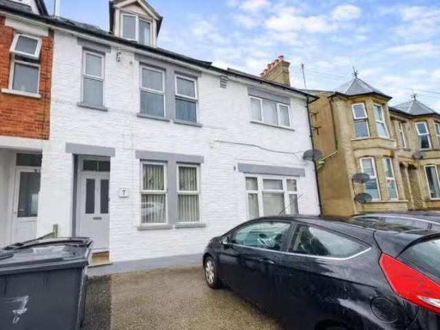 5 bedroom semi detached house for rent in Roberts Road, Hp13.