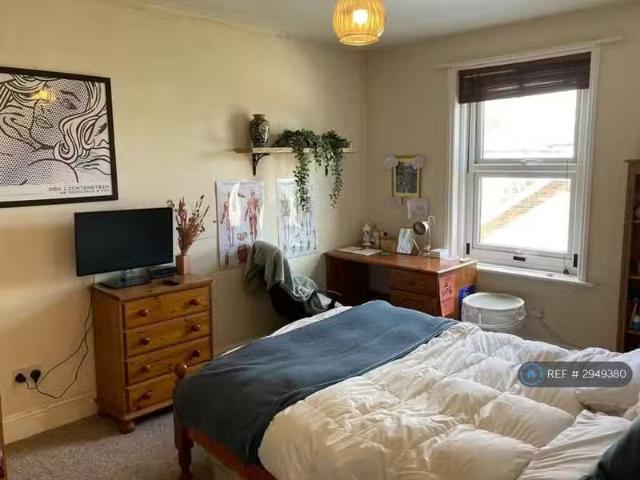 5 bedroom semi detached house for rent in Shelbourne Road, Bou.