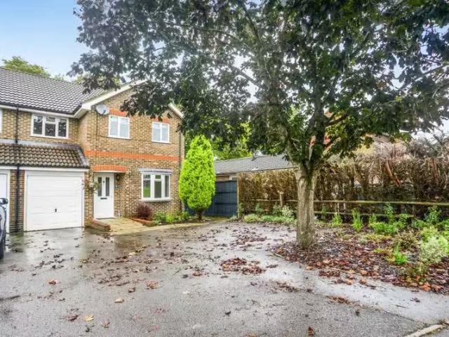 5 bedroom semi detached house for rent in South Road, Bisley.