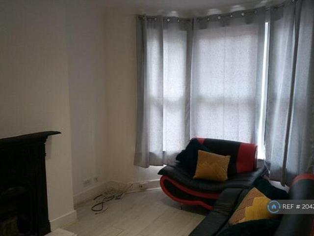 5 Bedroom Semi detached House For Rent In Southend on sea
