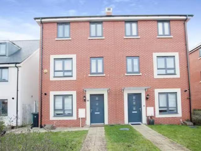 5 bedroom semi detached house for rent in Slade Baker Way Sc.