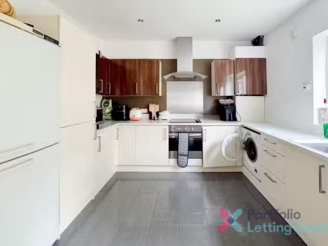 5 bedroom semi detached house for rent in Spacious Newly Finis.