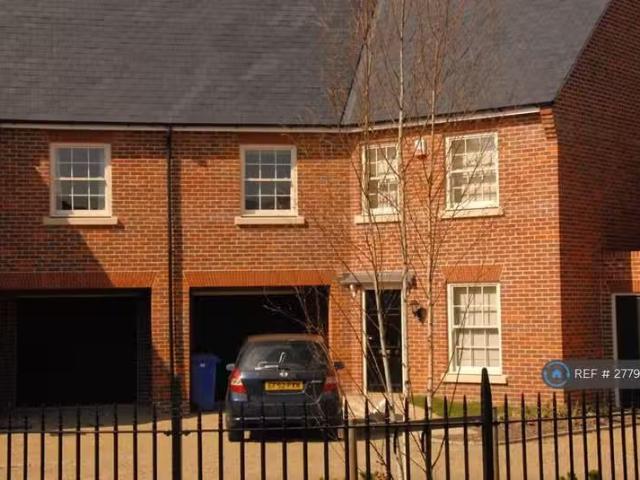 5 bedroom semi detached house for rent in St George's Square.