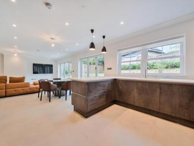 5 bedroom semi detached house for rent in Station Approach Chelsfield BR6