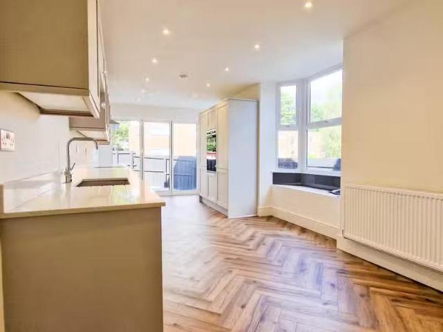 5 bedroom semi detached house for rent in Station Road Harborn.