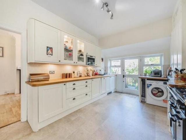 5 bedroom semi detached house for rent in Stanhope Avenue, Horsforth, LS18
