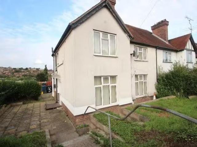 5 bedroom semi detached house for rent in Suffield Road, Hp11.