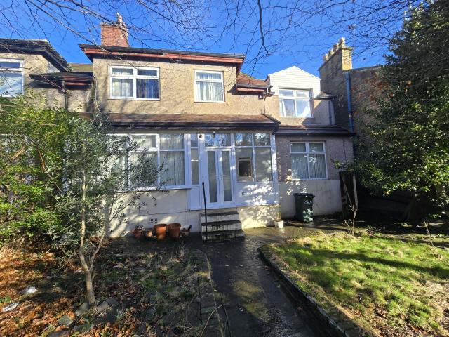 5 bedroom semi detached house Let in Bradford