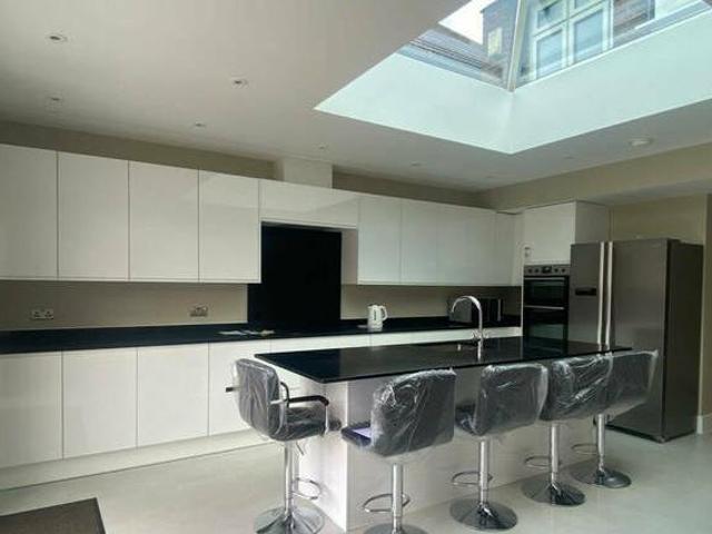 5 bedroom semidetached house for rent in Osidge Lane London N14