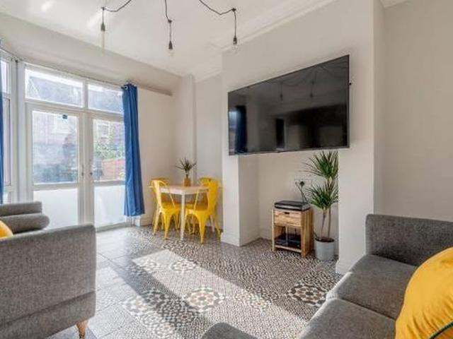 5 bedroom semidetached house for rent in Fairview Avenue Manchester Greater Manchester M19