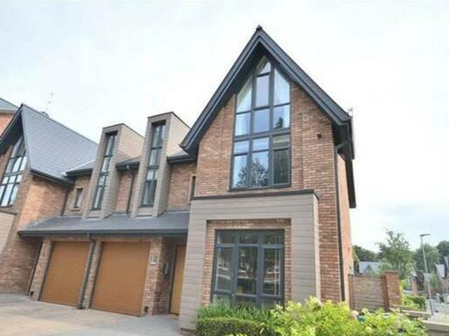 5 bedroom semidetached house for rent in Park House Drive Sale M33
