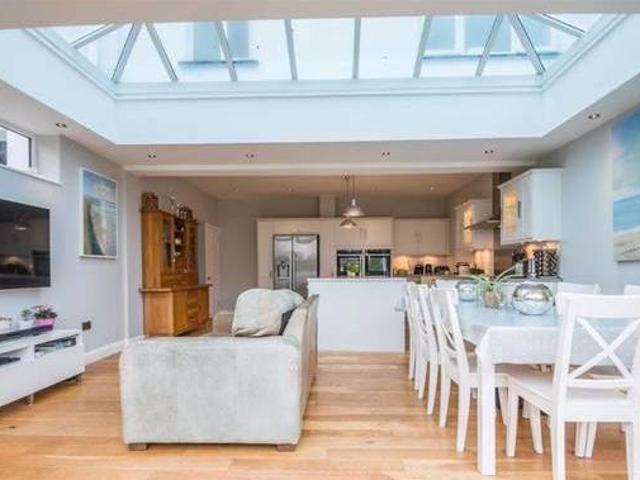 5 bedroom semidetached house for sale in Dundonald Drive Leighonsea Essex SS9