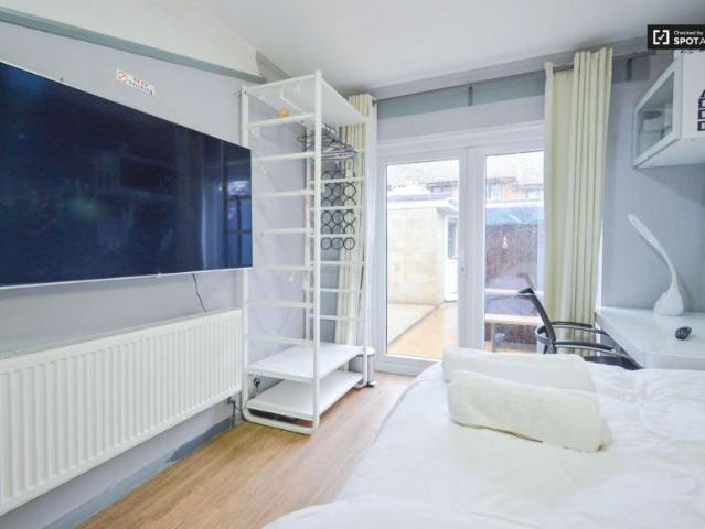 5 Bedroom Shared Living/roommate London London 101735014