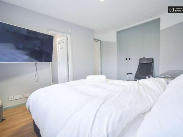 5 Bedroom Shared Living/roommate London London 101737158