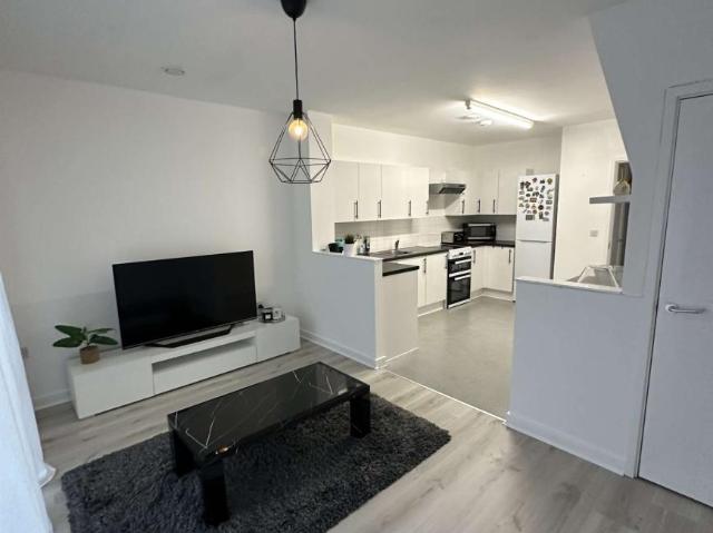 5 Bedroom Shared Living/roommate London London 101806458