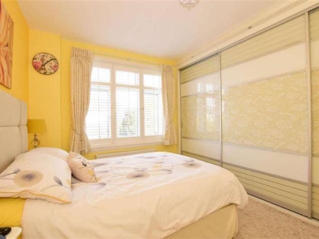5 Bedroom Shared Living/roommate London London 101809072