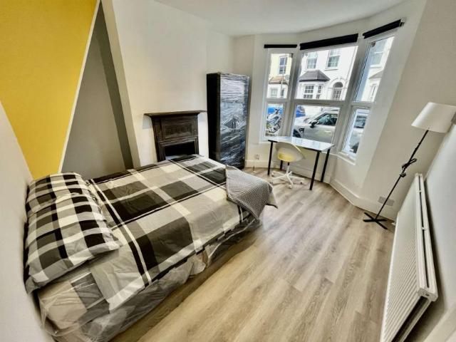 5 Bedroom Shared Living/roommate London London 101835705