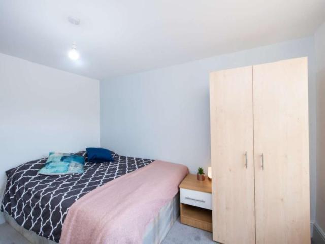 5 Bedroom Shared Living/roommate London London 101833920
