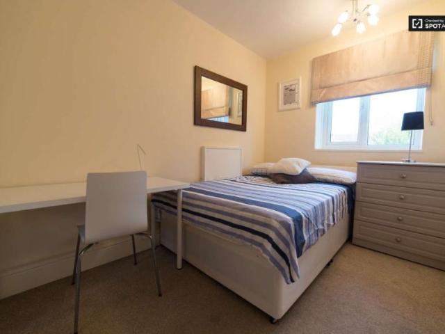 5 Bedroom Shared Living/roommate London London 101848859