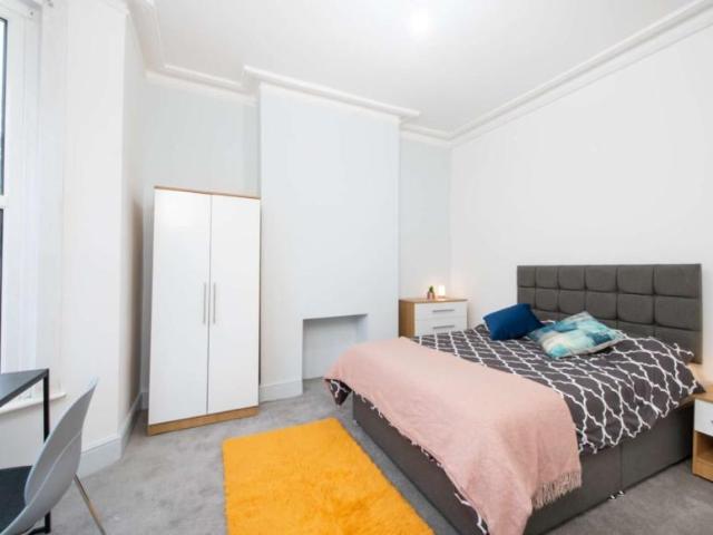 5 Bedroom Shared Living/roommate London London 101840197