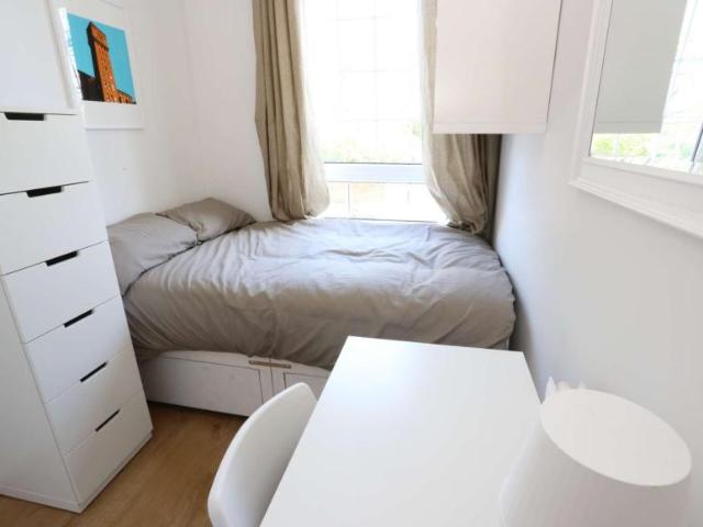 5 Bedroom Shared Living/roommate London London 101852035