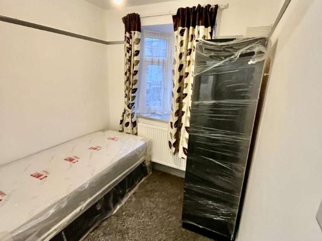 5 Bedroom Shared Living/roommate London London 102250508