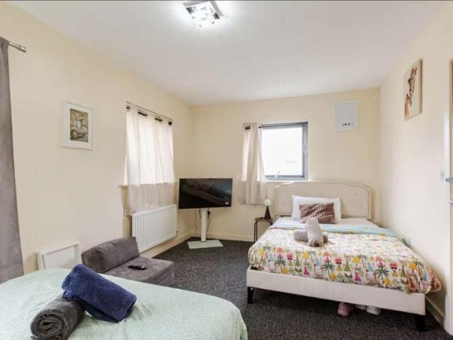5 Bedroom Shared Living/roommate London London 102852928
