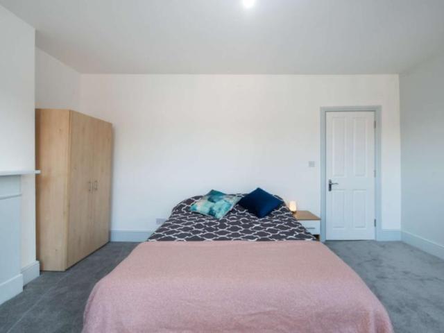 5 Bedroom Shared Living/roommate London London 103697026