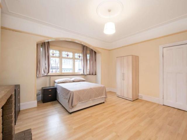5 Bedroom Shared Living/roommate London London 103697267
