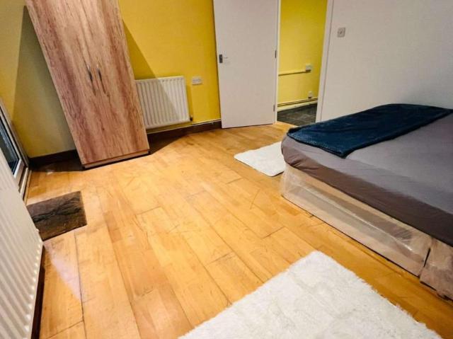 5 Bedroom Shared Living/roommate London London 103803410