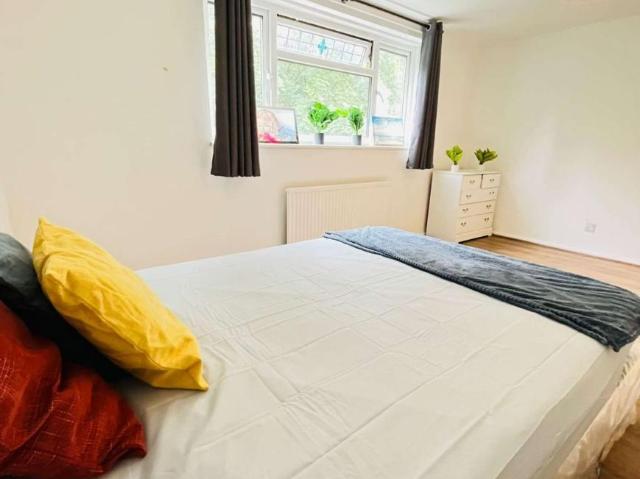 5 Bedroom Shared Living/roommate London London 103803500