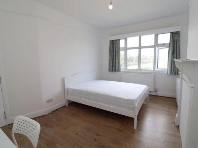 5 Bedroom Shared Living/roommate London London 90559416