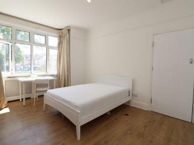 5 Bedroom Shared Living/roommate London London 90559476