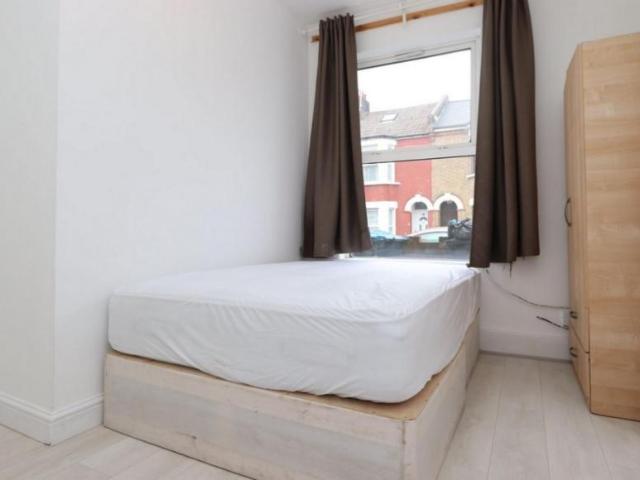 5 Bedroom Shared Living/roommate London London 90559484