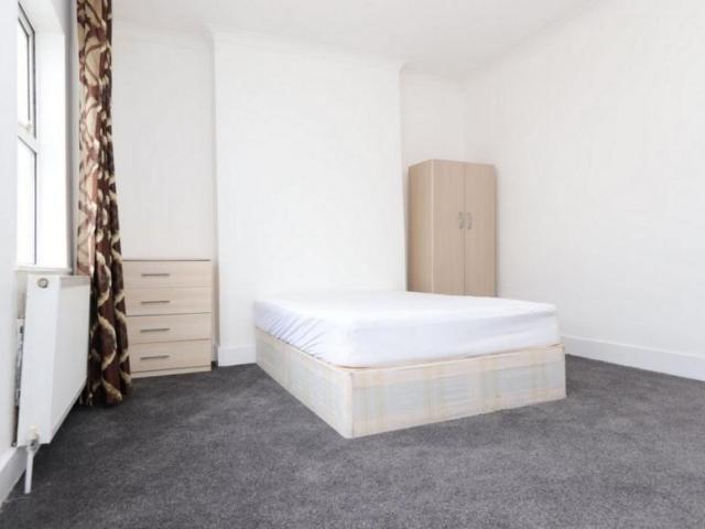5 Bedroom Shared Living/roommate London London 90559486