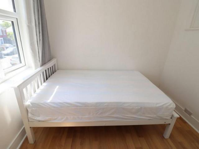 5 Bedroom Shared Living/roommate London London 90559558