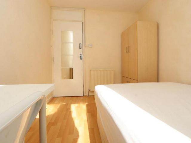 5 Bedroom Shared Living/roommate London London 90559632
