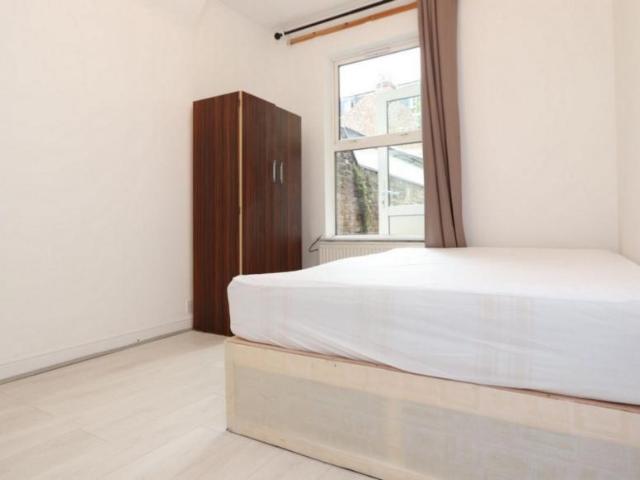 5 Bedroom Shared Living/roommate London London 90559746