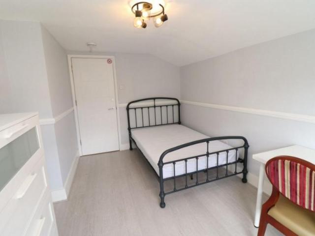 5 Bedroom Shared Living/roommate London London 90559821
