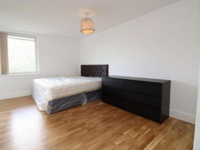 5 Bedroom Shared Living/roommate London London 90559373